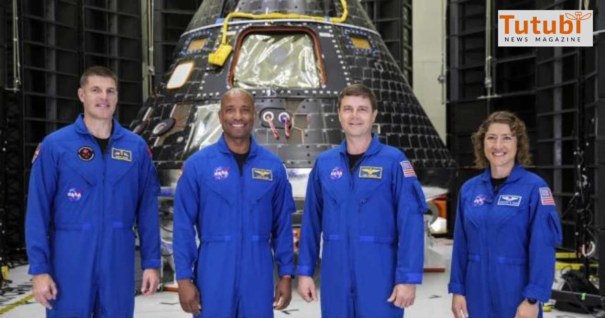 Astronauts get first glimpse of spacecraft for upcoming moon mission ...
